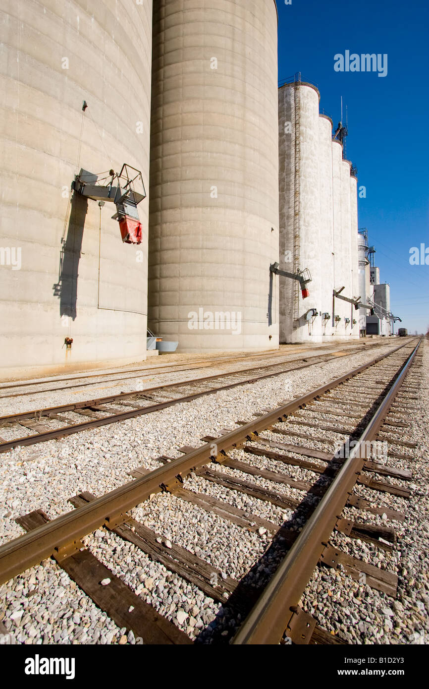 Grain silo railroad tracks hi-res stock photography and images - Alamy