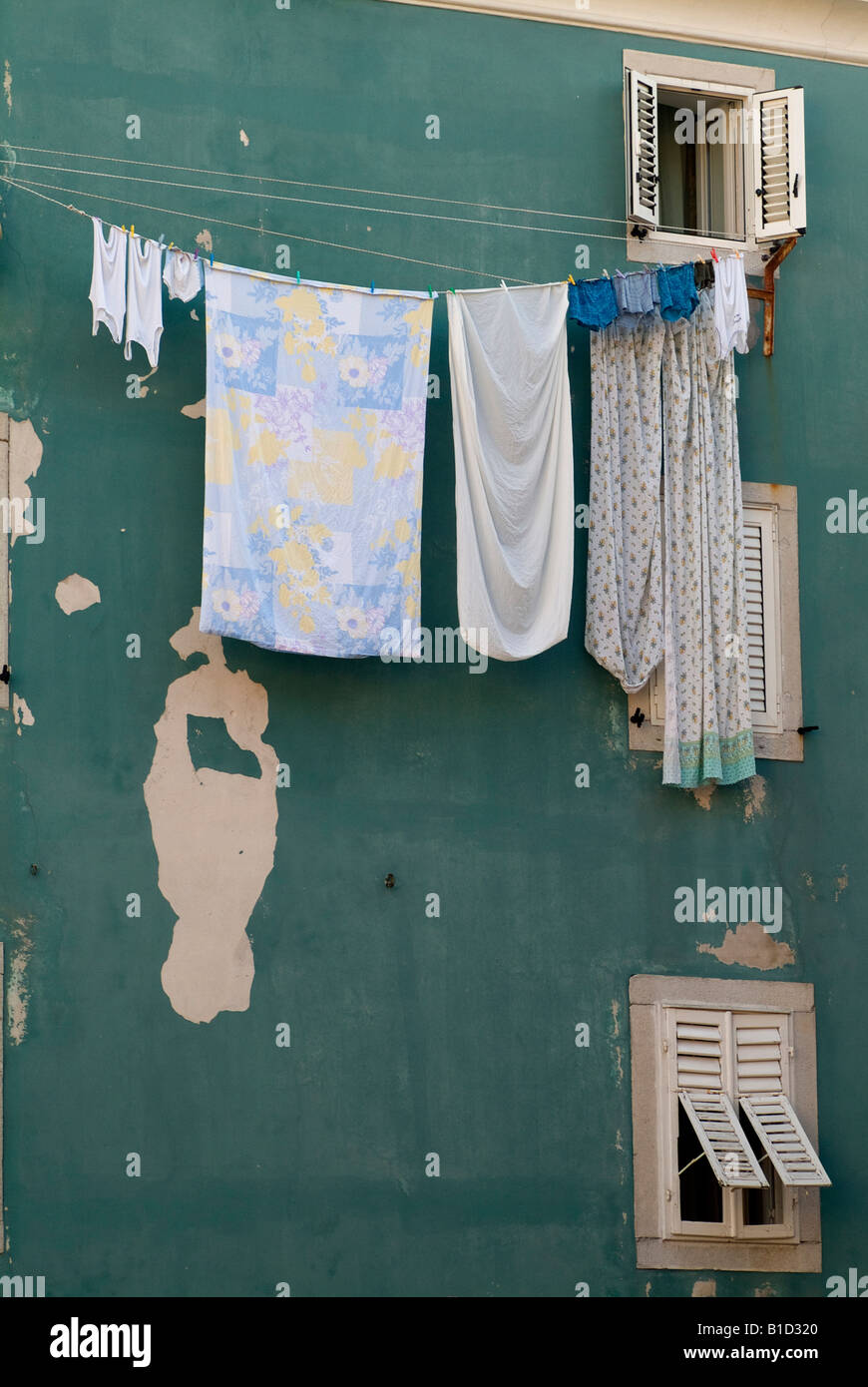 Laundry storefront hi-res stock photography and images - Alamy