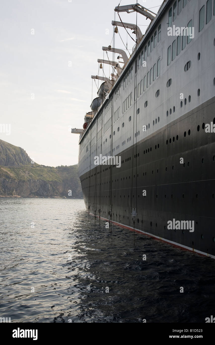 Port side of the Cunard QE2 with its boats tenders launched Stock Photo ...