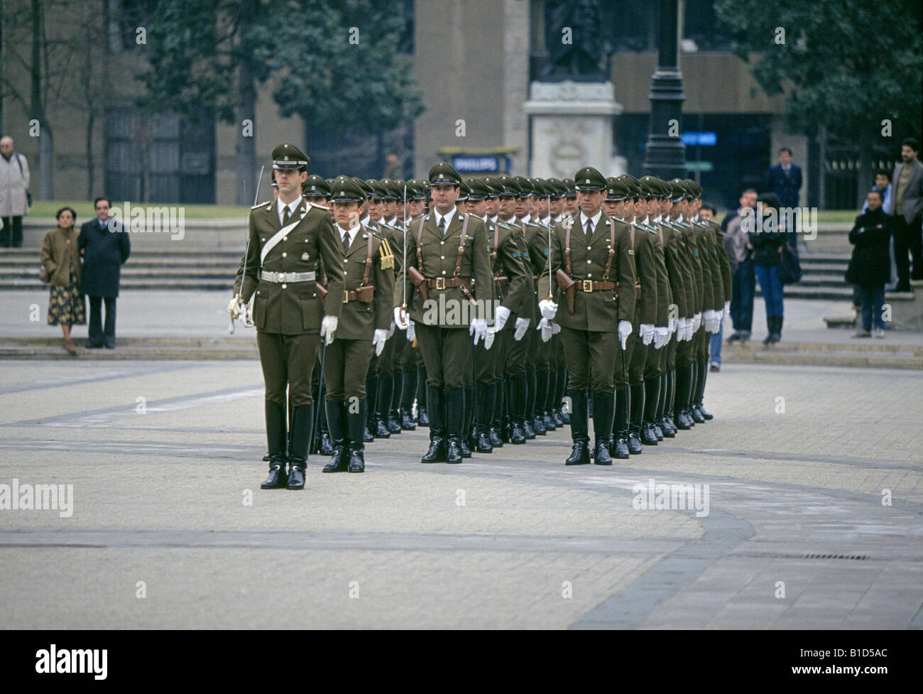 Police speaking outdoors hi-res stock photography and images - Alamy