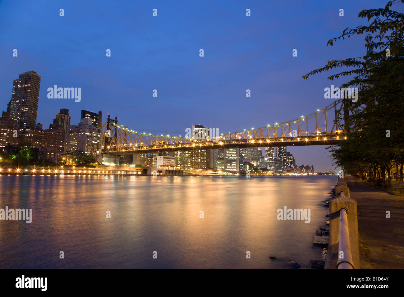 queensbridge and skyline from roosevelt island Stock Photo - Alamy