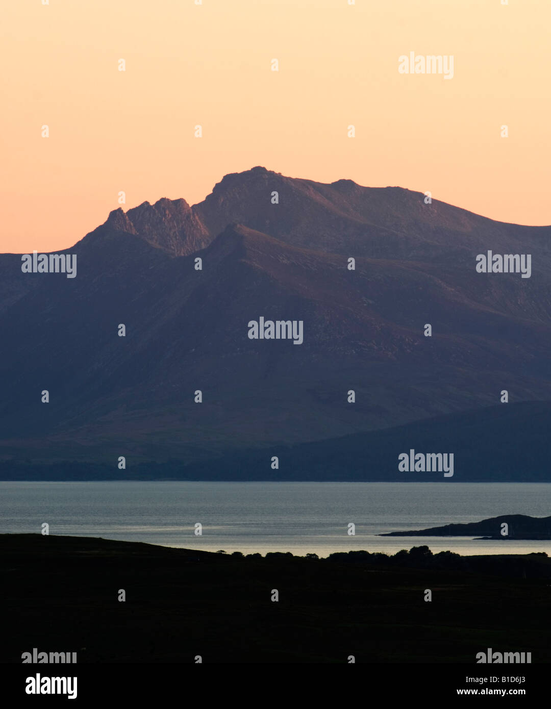 The outline of the Sleeping Warrior on the Isle of Arran. uy Stock ...