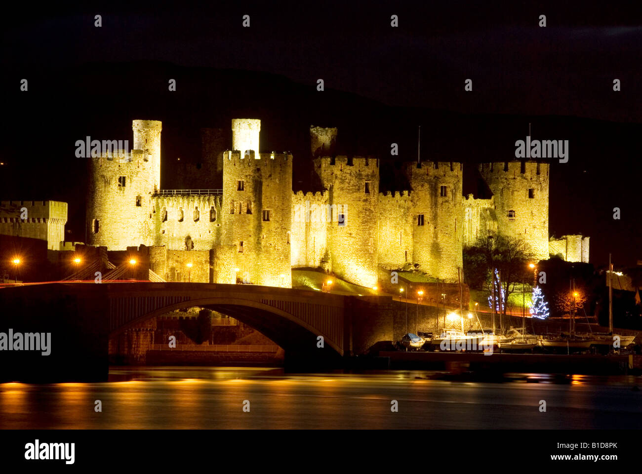 Riverfront castles hi-res stock photography and images - Alamy