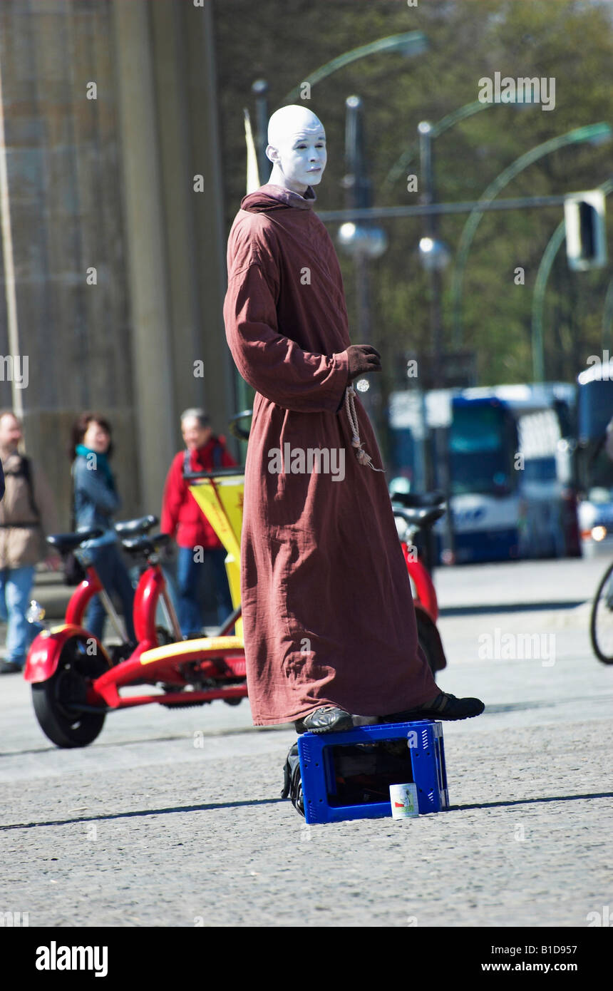 Street art artist performer hi-res stock photography and images - Alamy