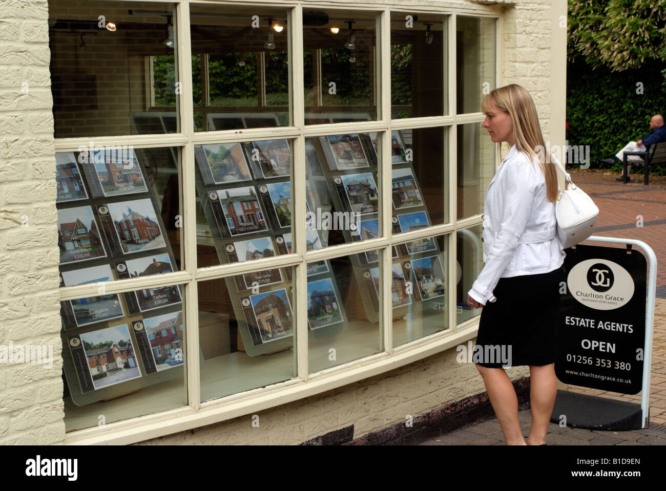Real estate agent shop window hi-res stock photography and images - Alamy
