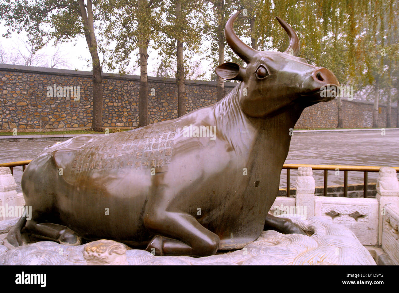China Beijing copper cow of summer palace travel tour air polusion ...
