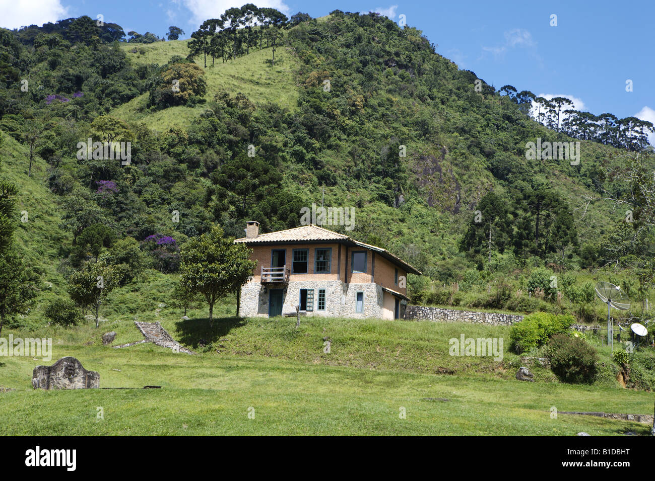 house in the countryside Stock Photo - Alamy