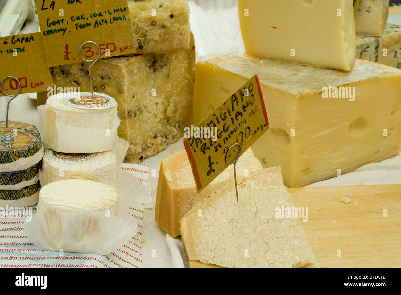 Market signs hi-res stock photography and images - Alamy