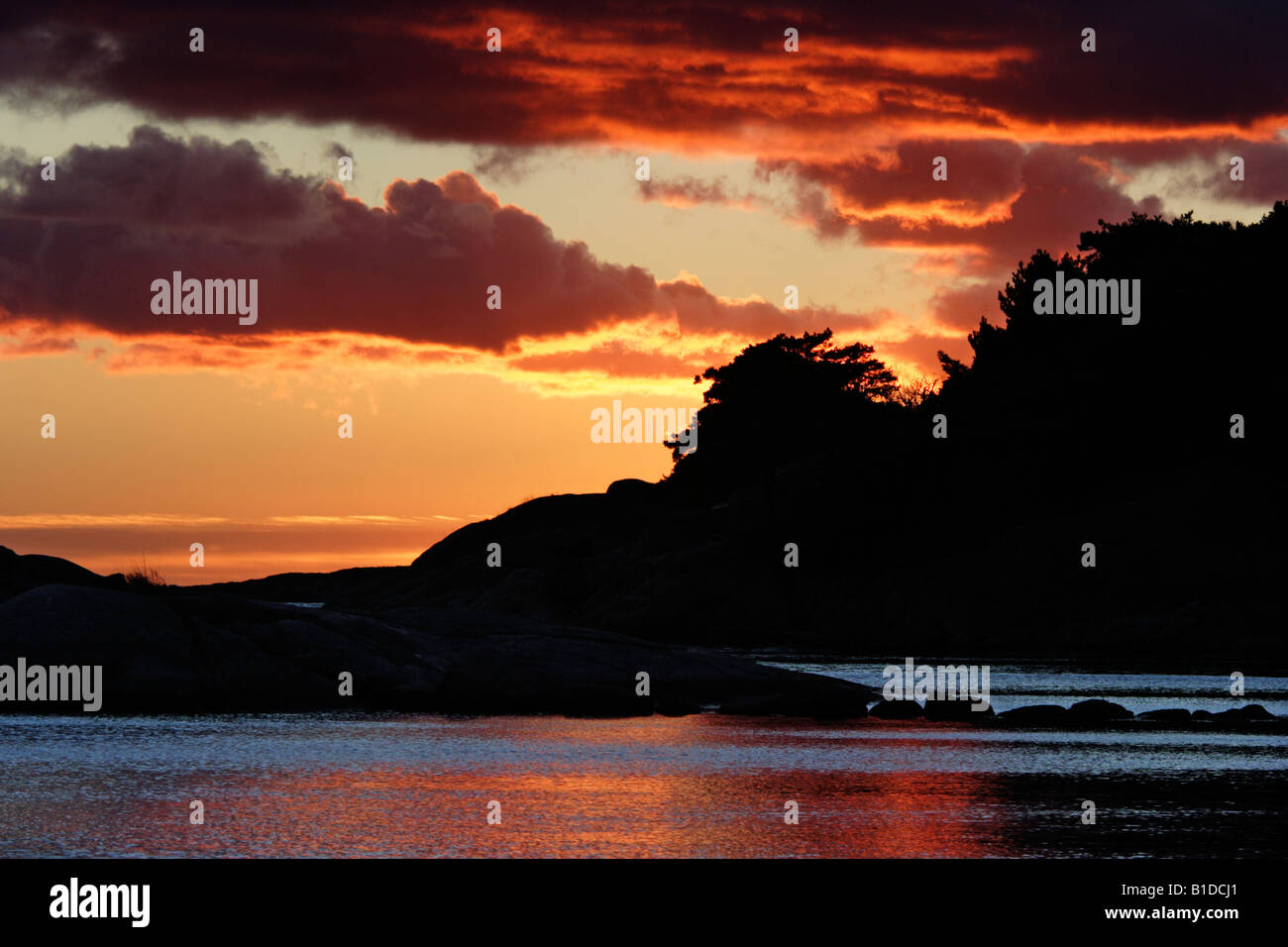 Overview dusk view island coastline hi-res stock photography and images ...