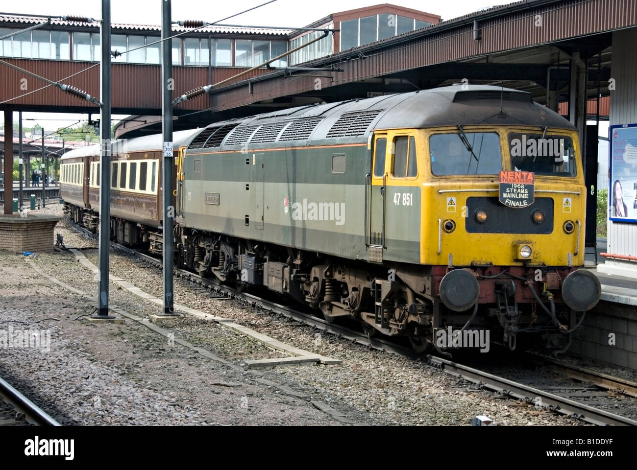 Class 47 47851 in 1960s livery brings a charter train of Pullman ...