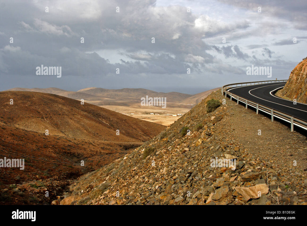 Valleys and roads blue skies hi-res stock photography and images - Alamy