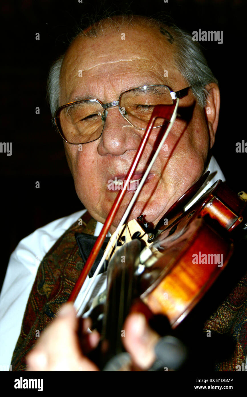 An old man playing a violin hi-res stock photography and images - Alamy