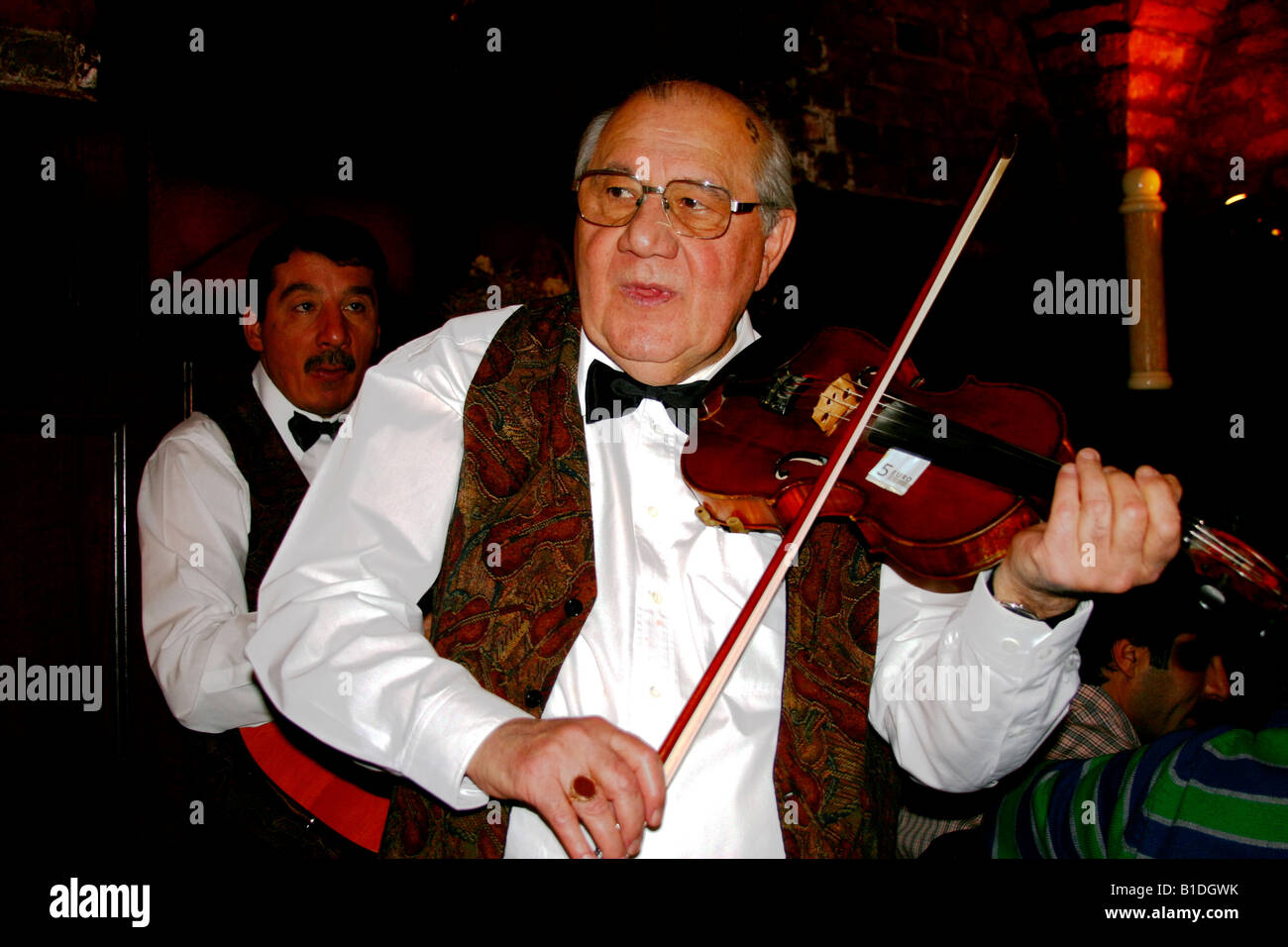 An old man playing a violin hi-res stock photography and images - Alamy
