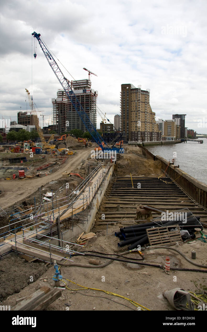 Construction site on river Thames at Canary Wharf Stock Photo - Alamy
