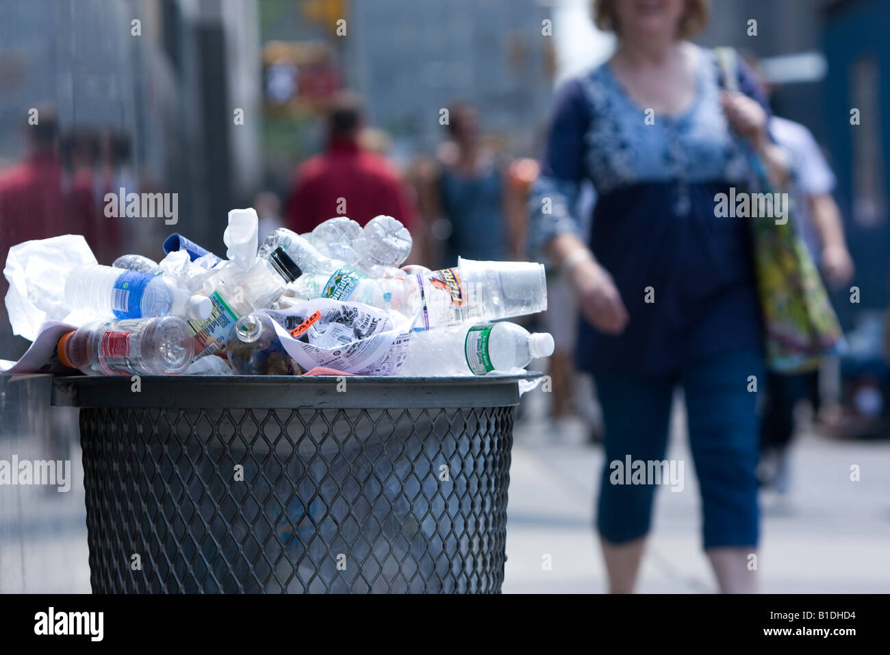 Nyc trash hi-res stock photography and images - Alamy