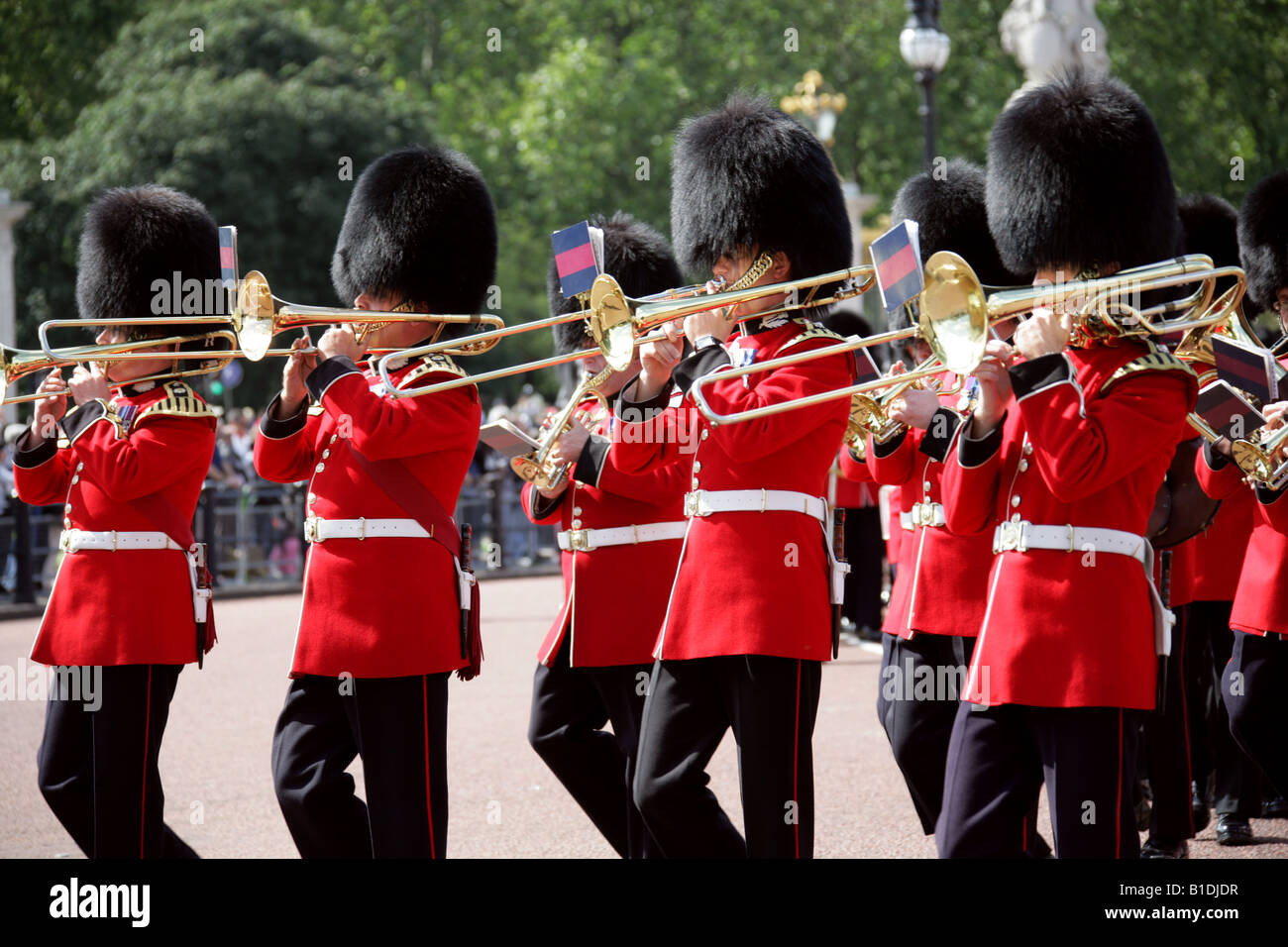 Buckingham palace guards hi-res stock photography and images - Alamy