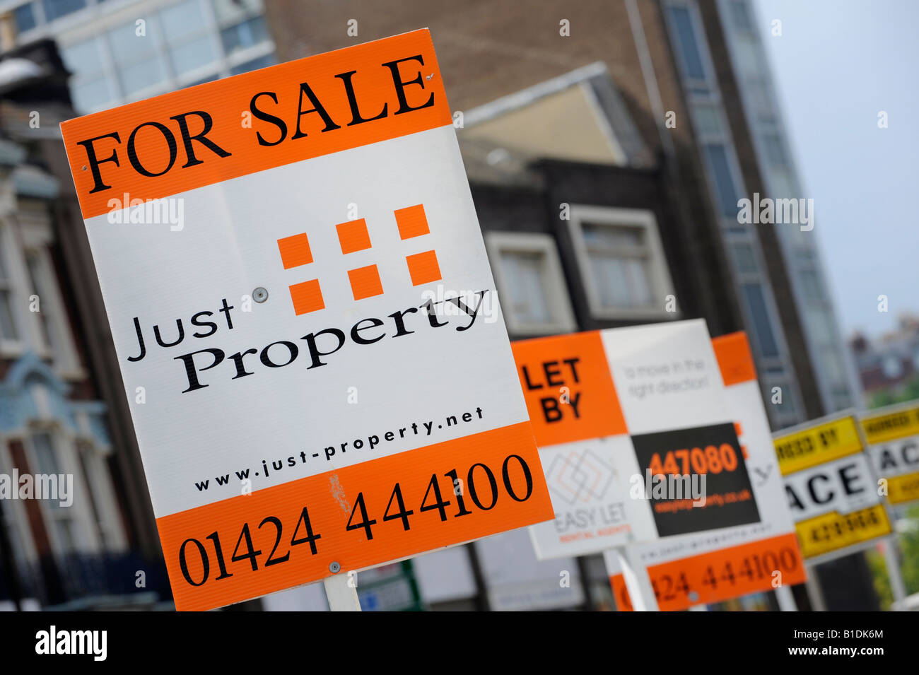 Estate agent boards hi-res stock photography and images - Alamy