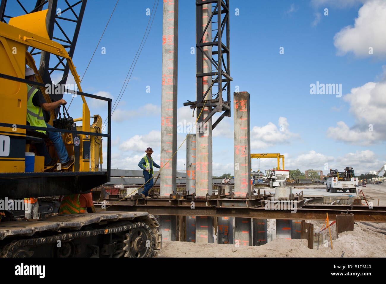 Pile driving equipment installing concrete piling Stock Photo - Alamy