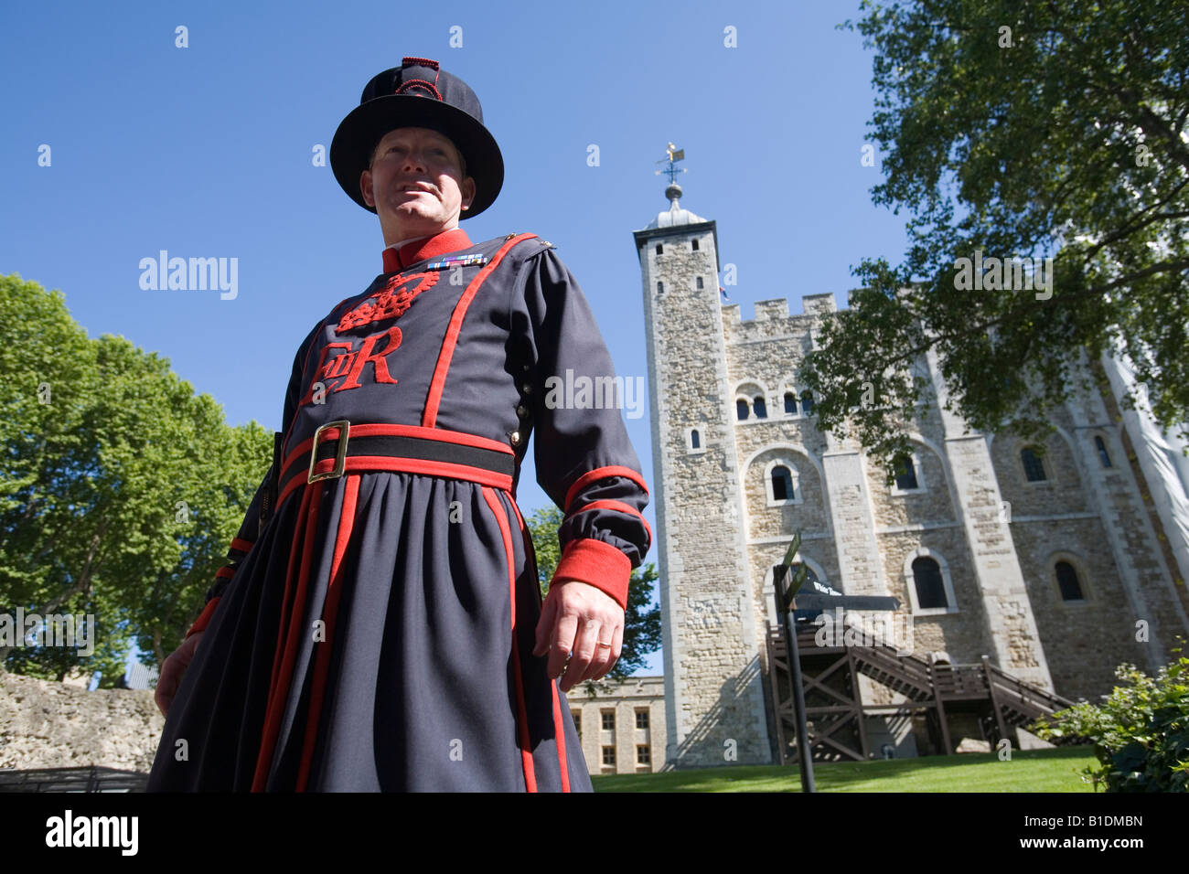 Tower of london beefeater raven hi-res stock photography and images - Alamy