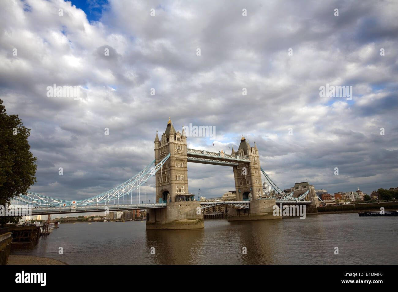 Side view of london bridge hi-res stock photography and images - Alamy