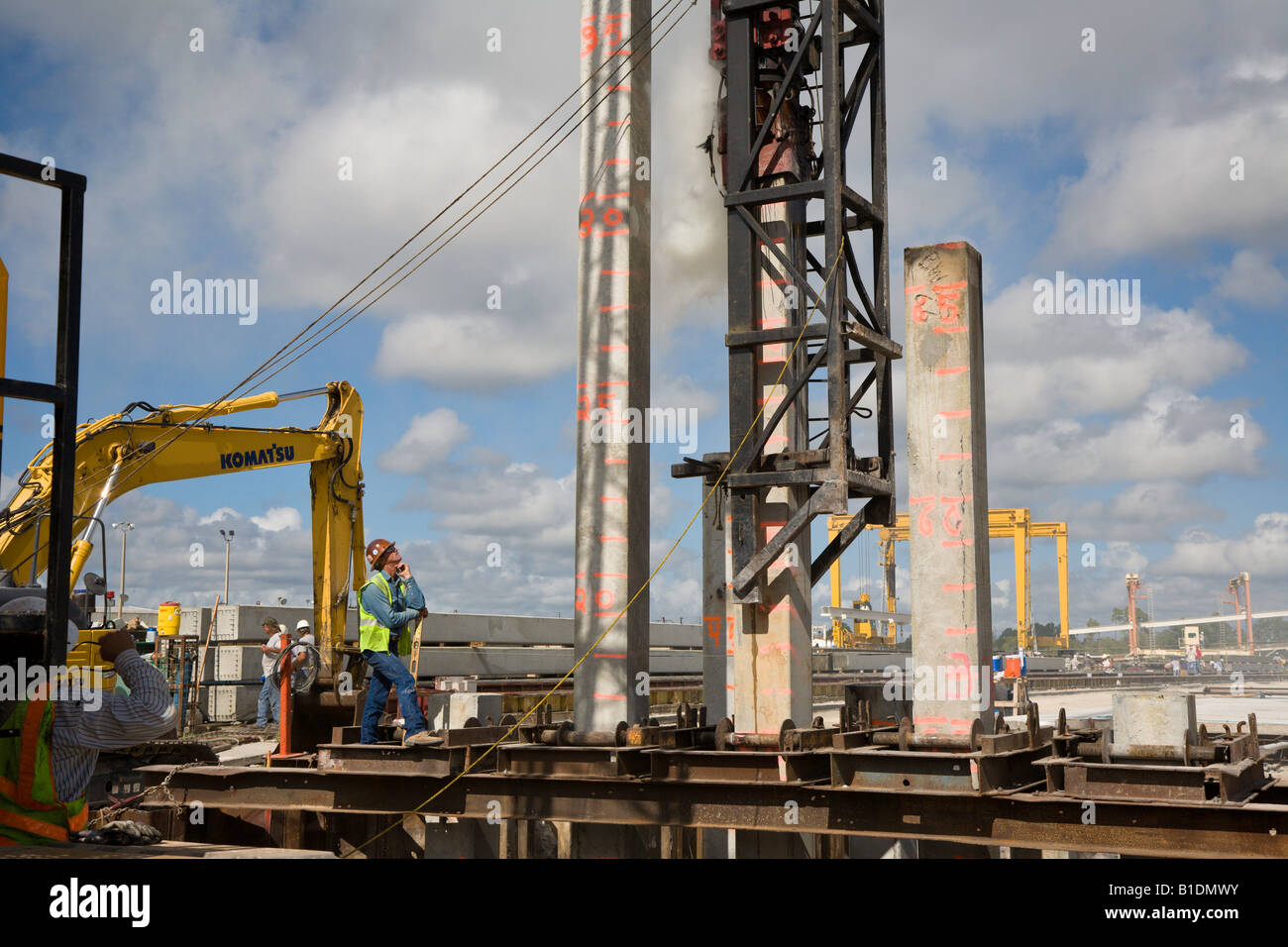 Pile driving equipment installing concrete piling Stock Photo - Alamy