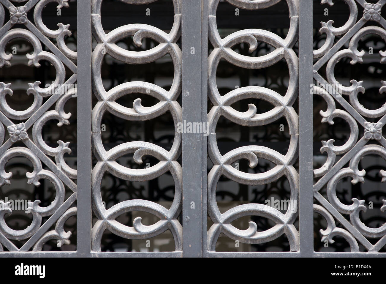 Cast iron gate hi-res stock photography and images - Alamy