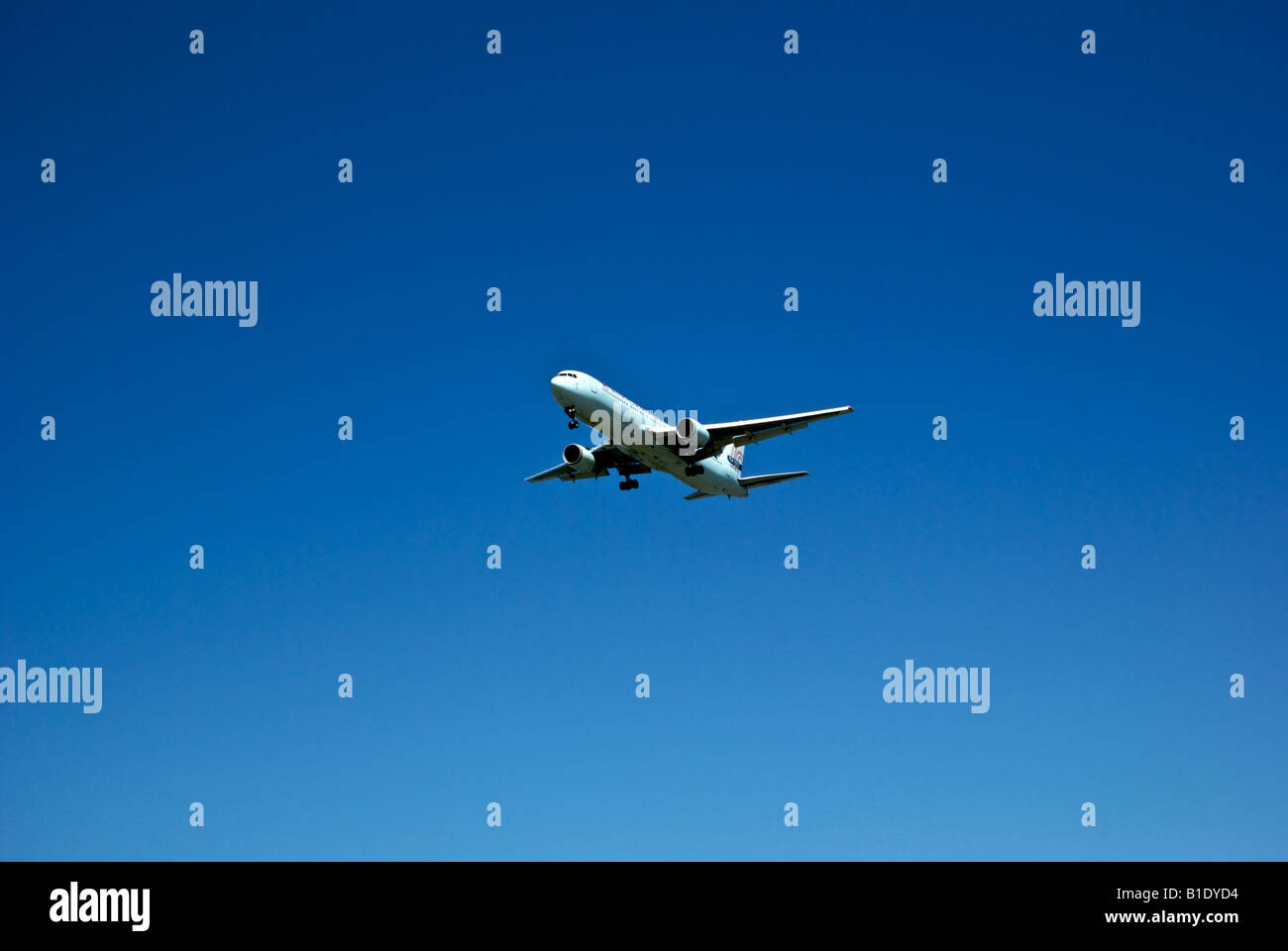 Jet airplane on landing approach hi-res stock photography and images ...