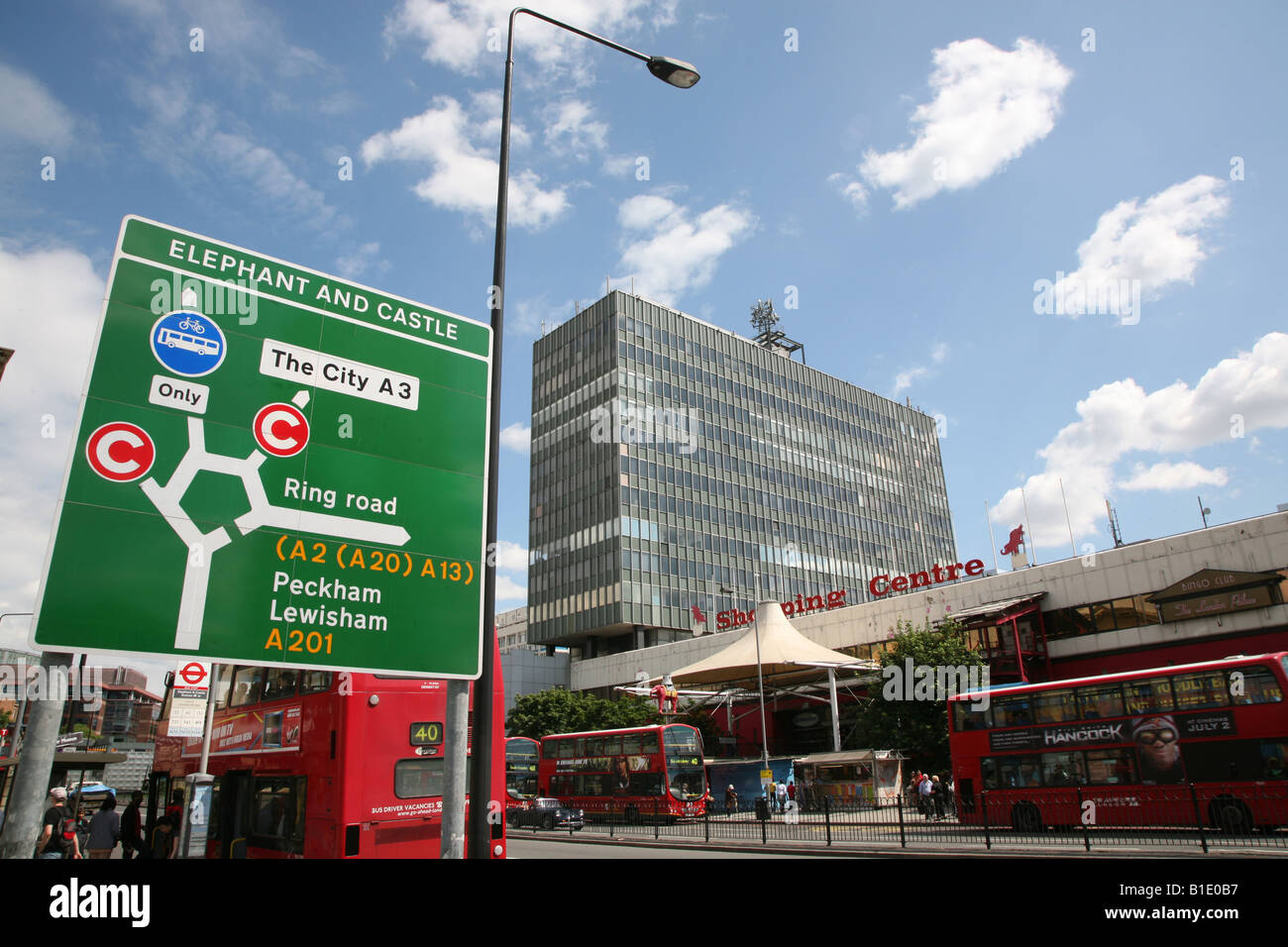 Elephant and castle tube sign hi-res stock photography and images - Alamy