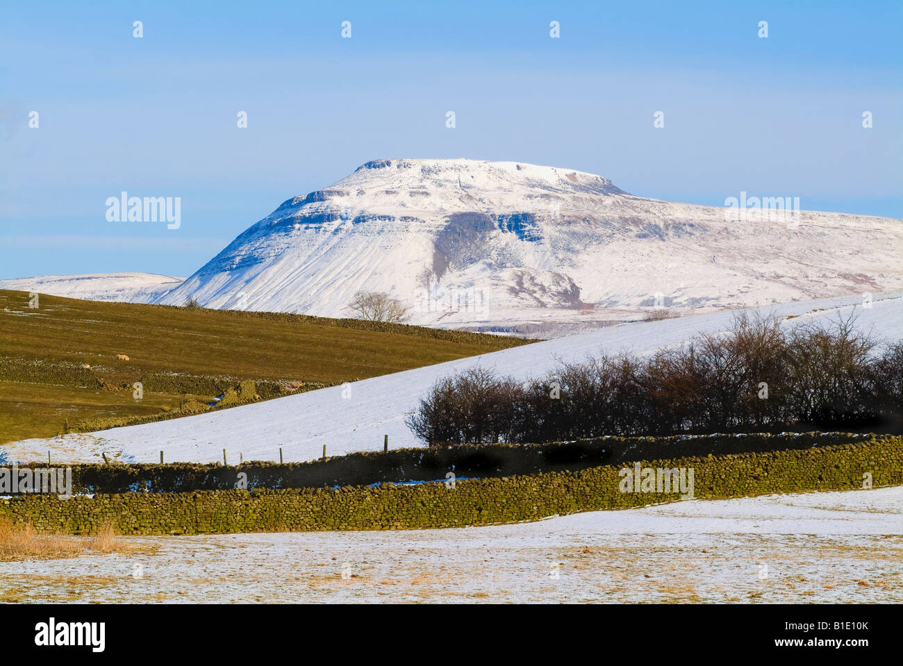 Snow covered ingleborough hi-res stock photography and images - Alamy