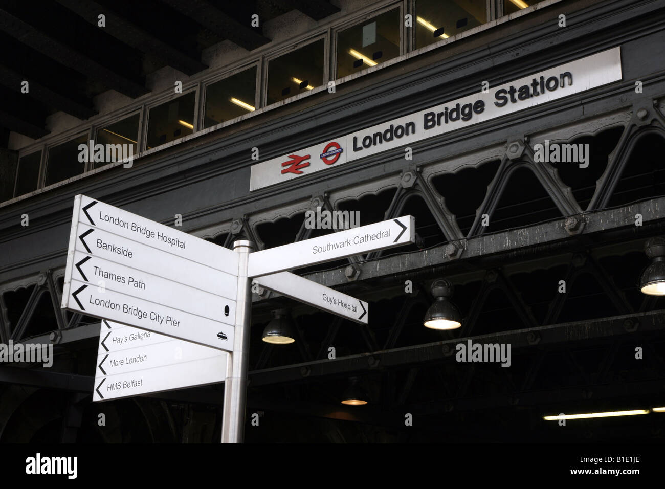 London bridge station sign hi-res stock photography and images - Alamy