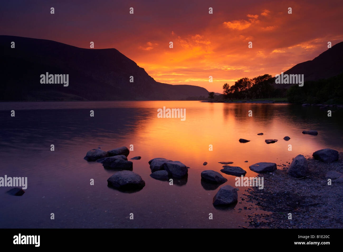 A beautiful midsummer sunset at Llyn Cwellyn in Snowdonia North Wales ...