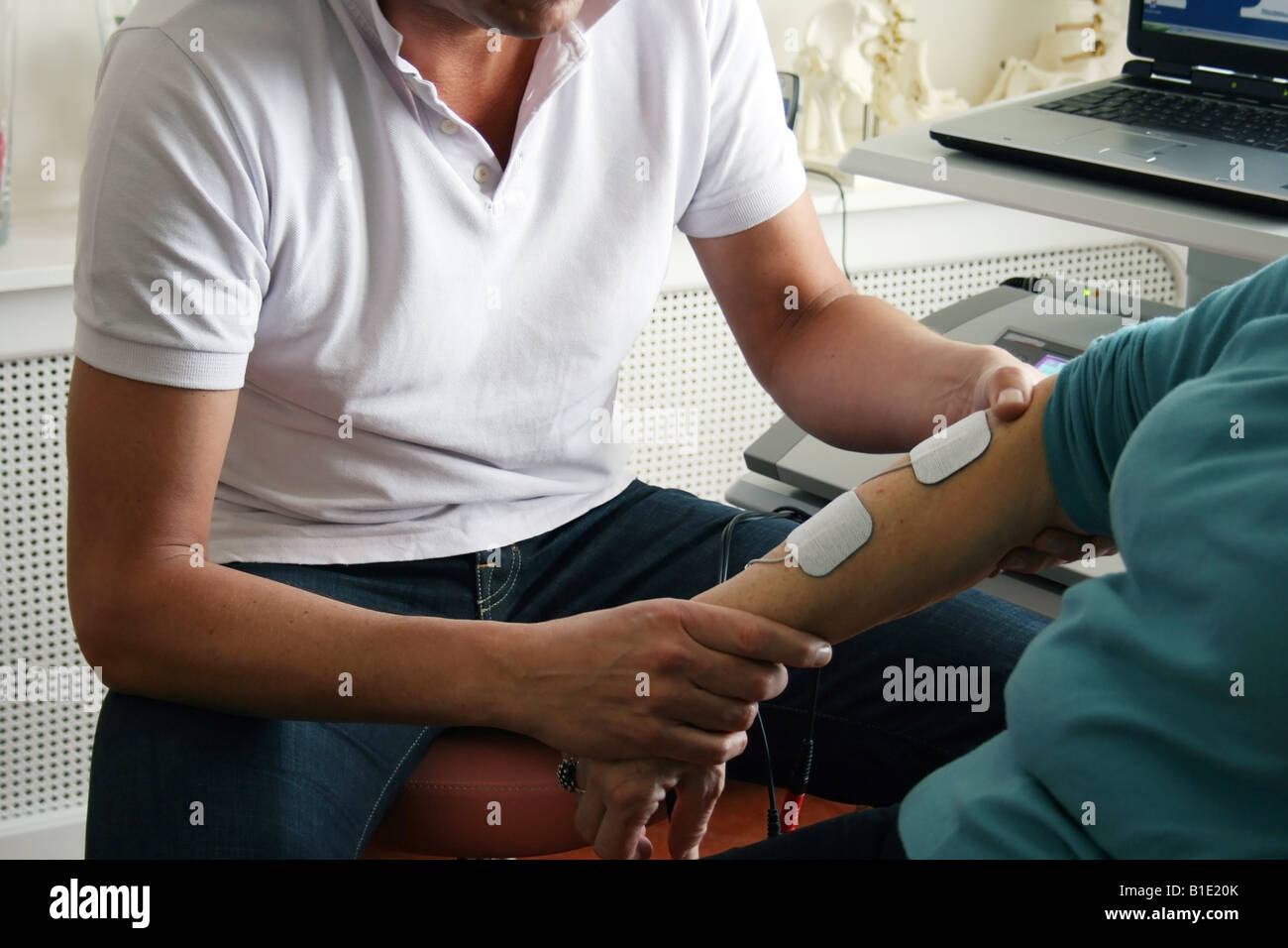 Electrodes point hi-res stock photography and images - Alamy