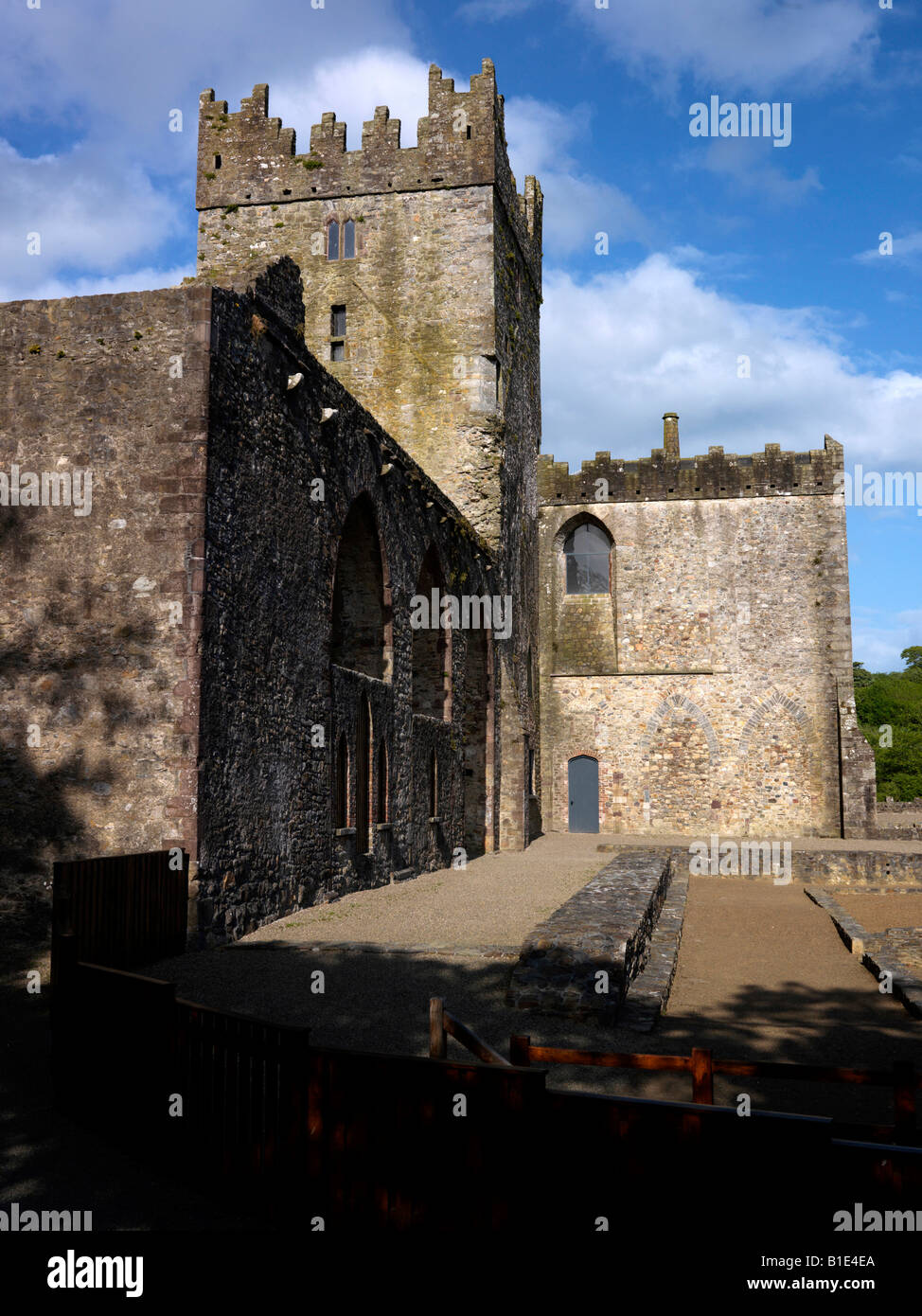 Tintern abbey wexford hi-res stock photography and images - Alamy