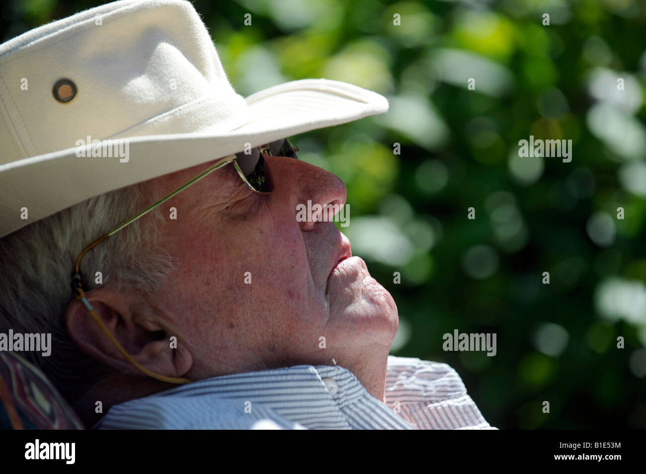 Old man sleeping hi-res stock photography and images - Alamy