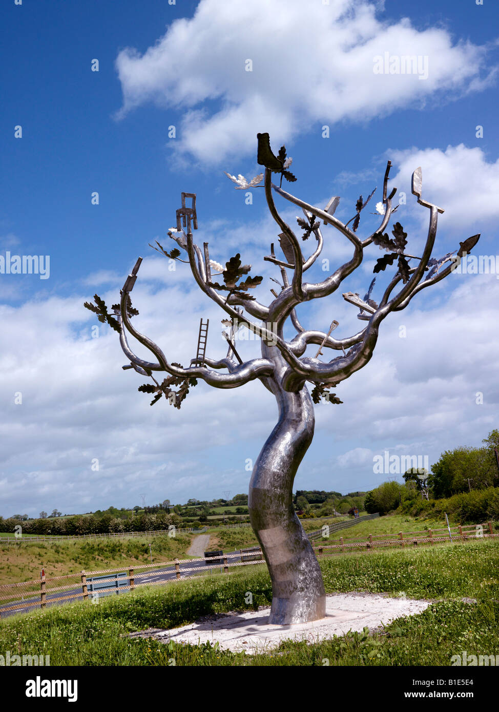 Tree sculpture hi-res stock photography and images - Alamy