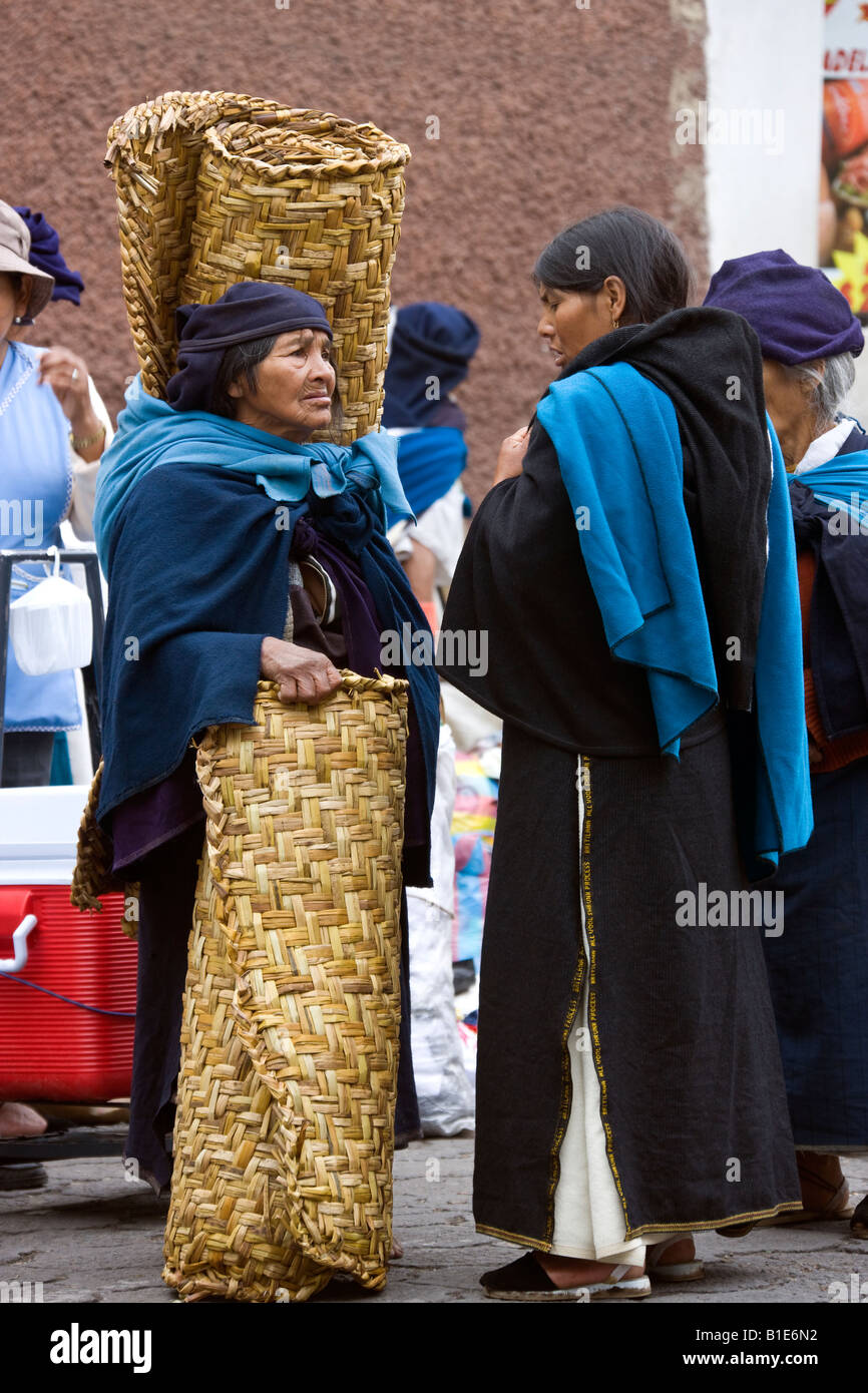 Ecuador people market hi-res stock photography and images - Alamy