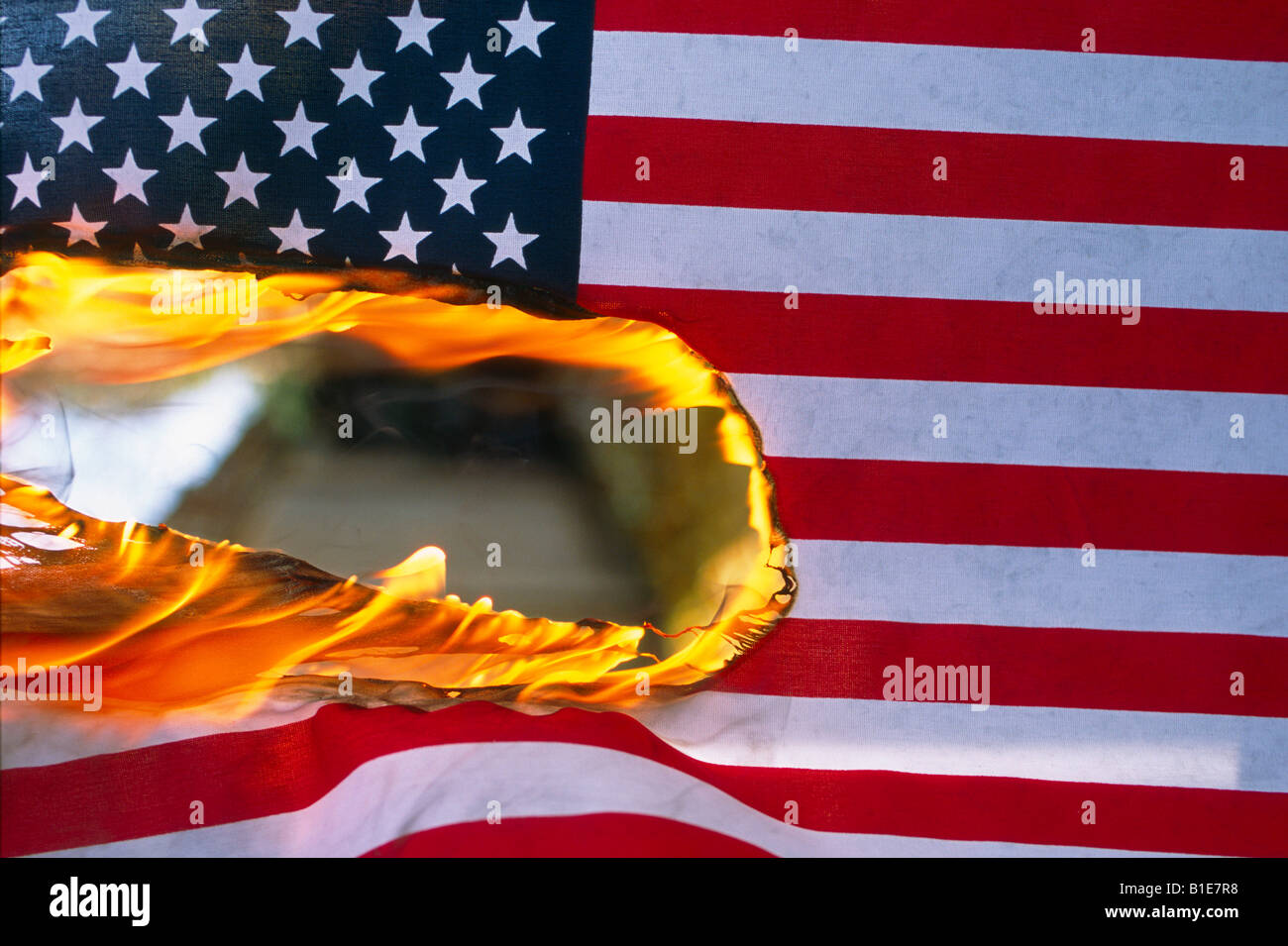 Burning american flag protest hi-res stock photography and images - Alamy