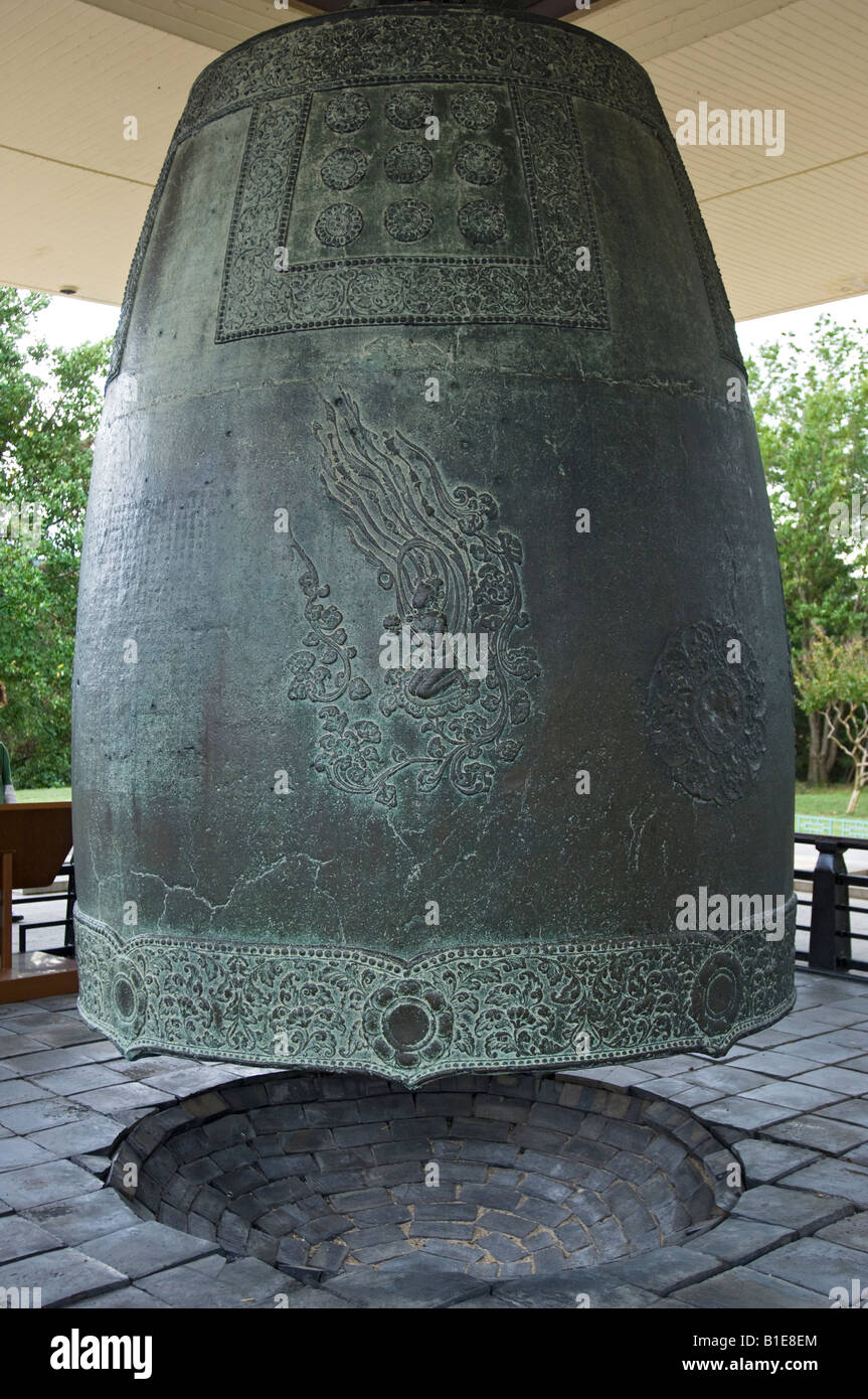 The Sacred Bell of King Seongdeok in the National Museum, Gyeongju ...