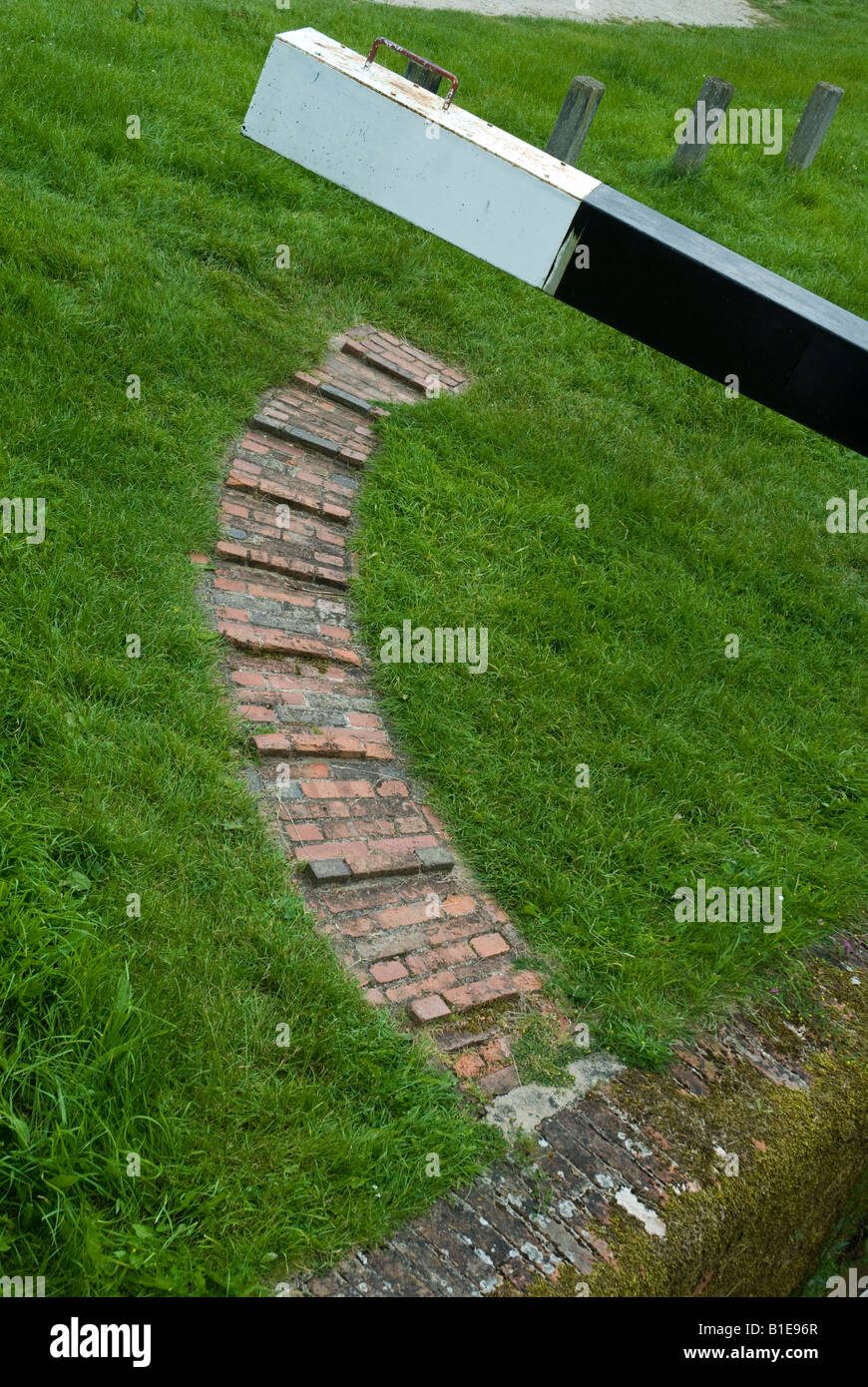 Little Bedwyn Lock on the Kennet & Avon Canal Stock Photo - Alamy