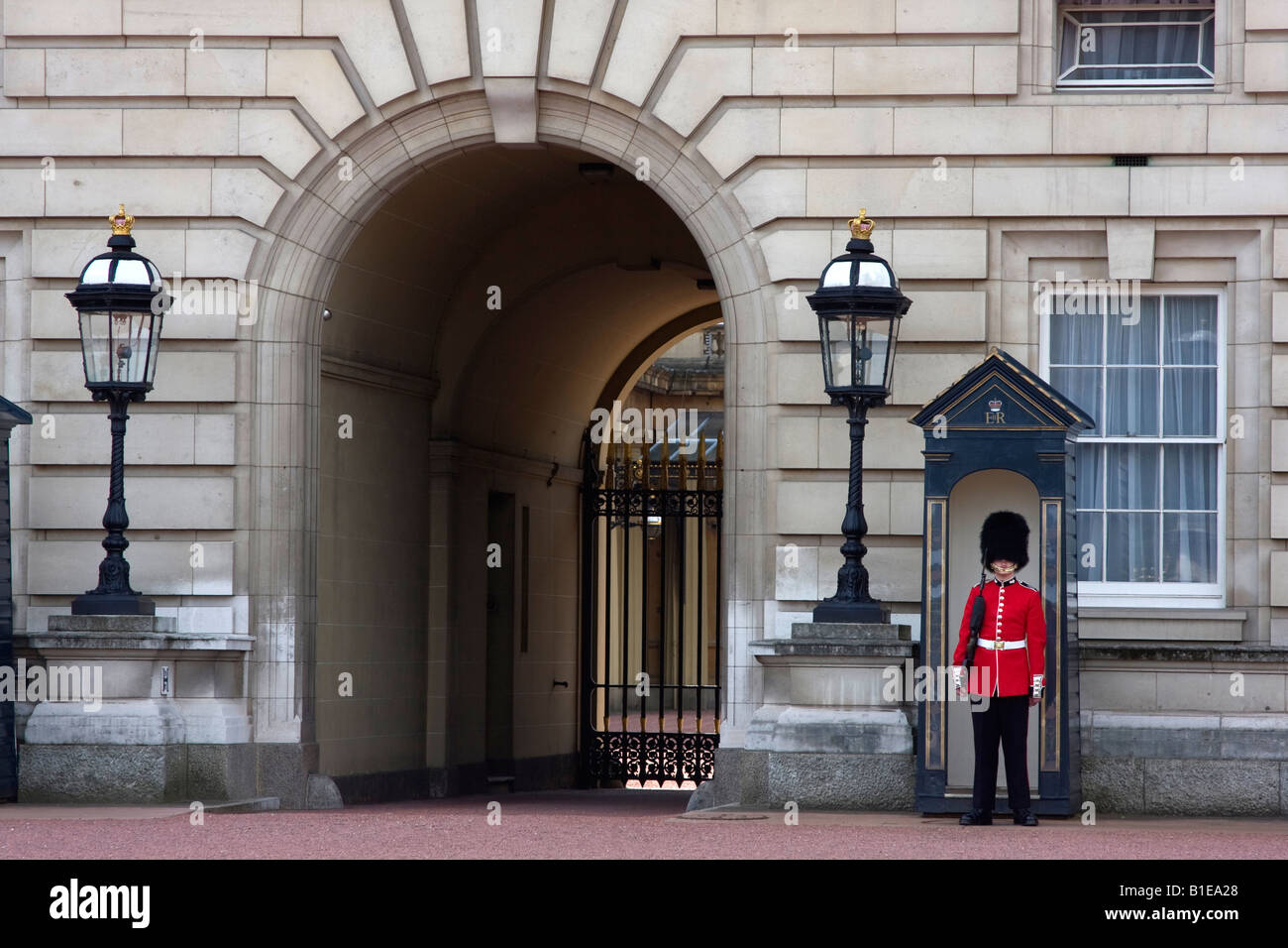 Palace Guard at Buckingham Palace, London England Stock Photo - Alamy