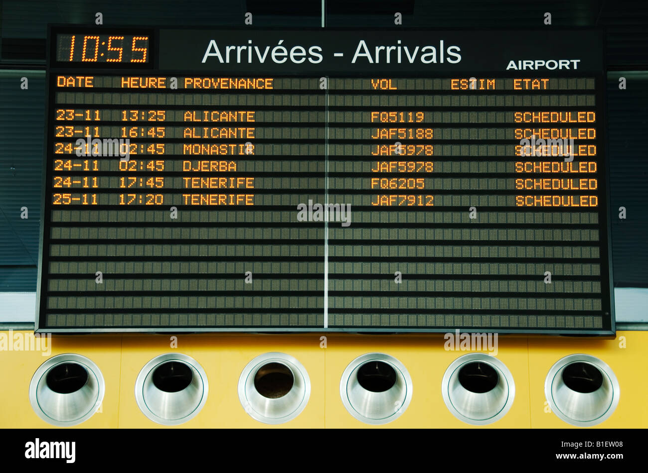 Airport arrivals board hi-res stock photography and images - Alamy