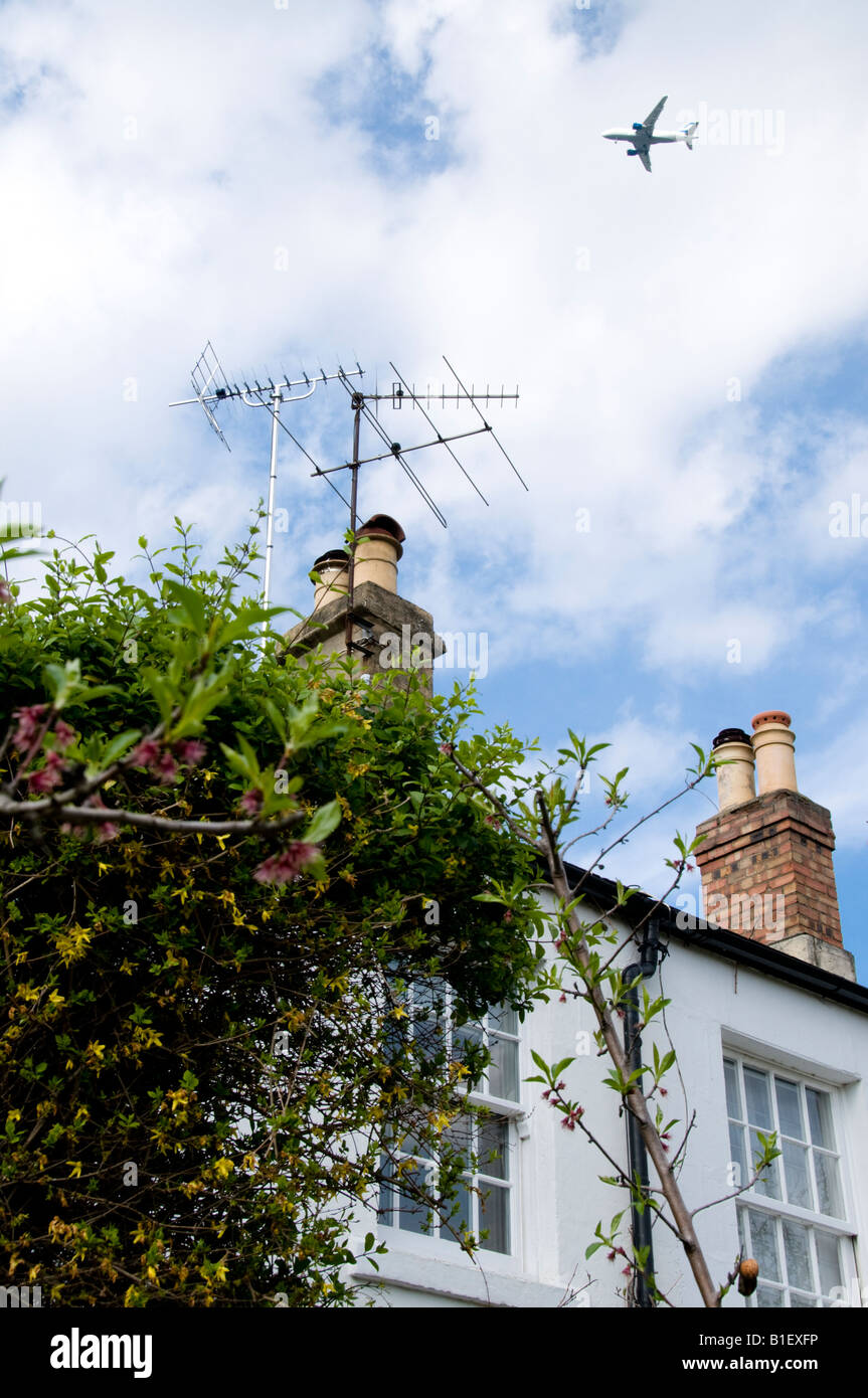 Plane over house hi-res stock photography and images - Alamy