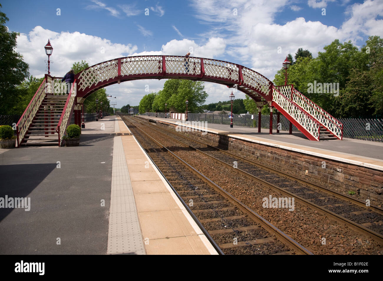 The footbridge at settle railway station hi-res stock photography and ...