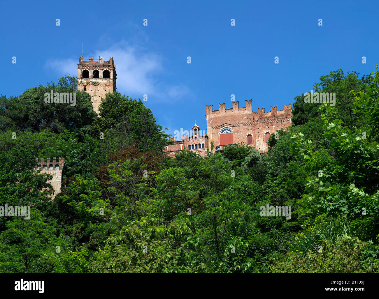 Italian camino hi-res stock photography and images - Alamy