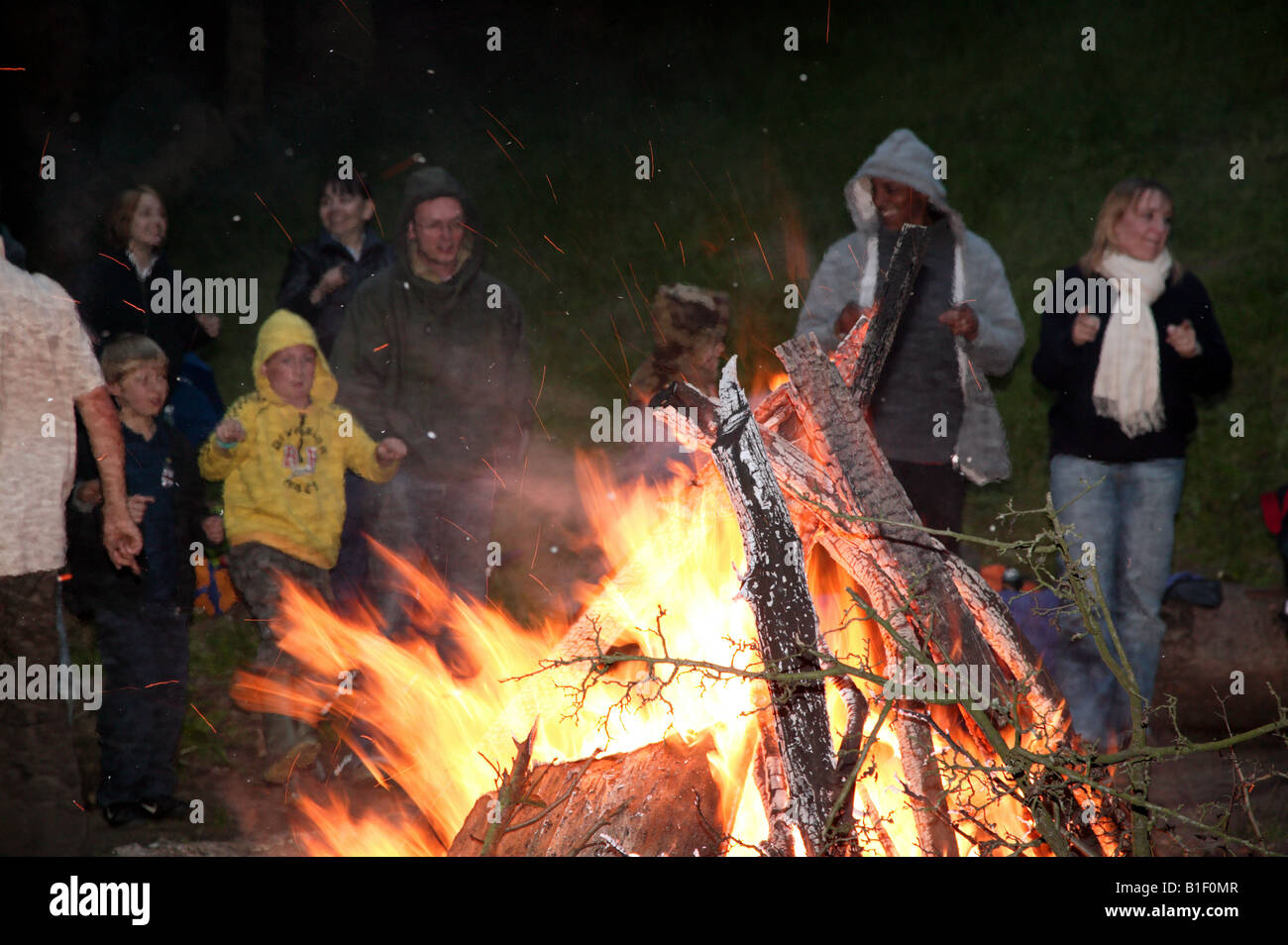 Scouts enjoying a camp fire at the Downe Scout Activity Centre Stock ...