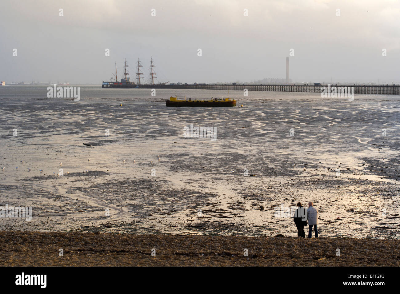 Essex beach walk hi-res stock photography and images - Alamy