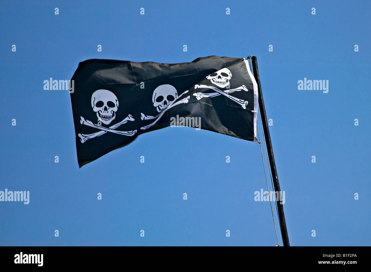 Jolly roger flags hi-res stock photography and images - Alamy