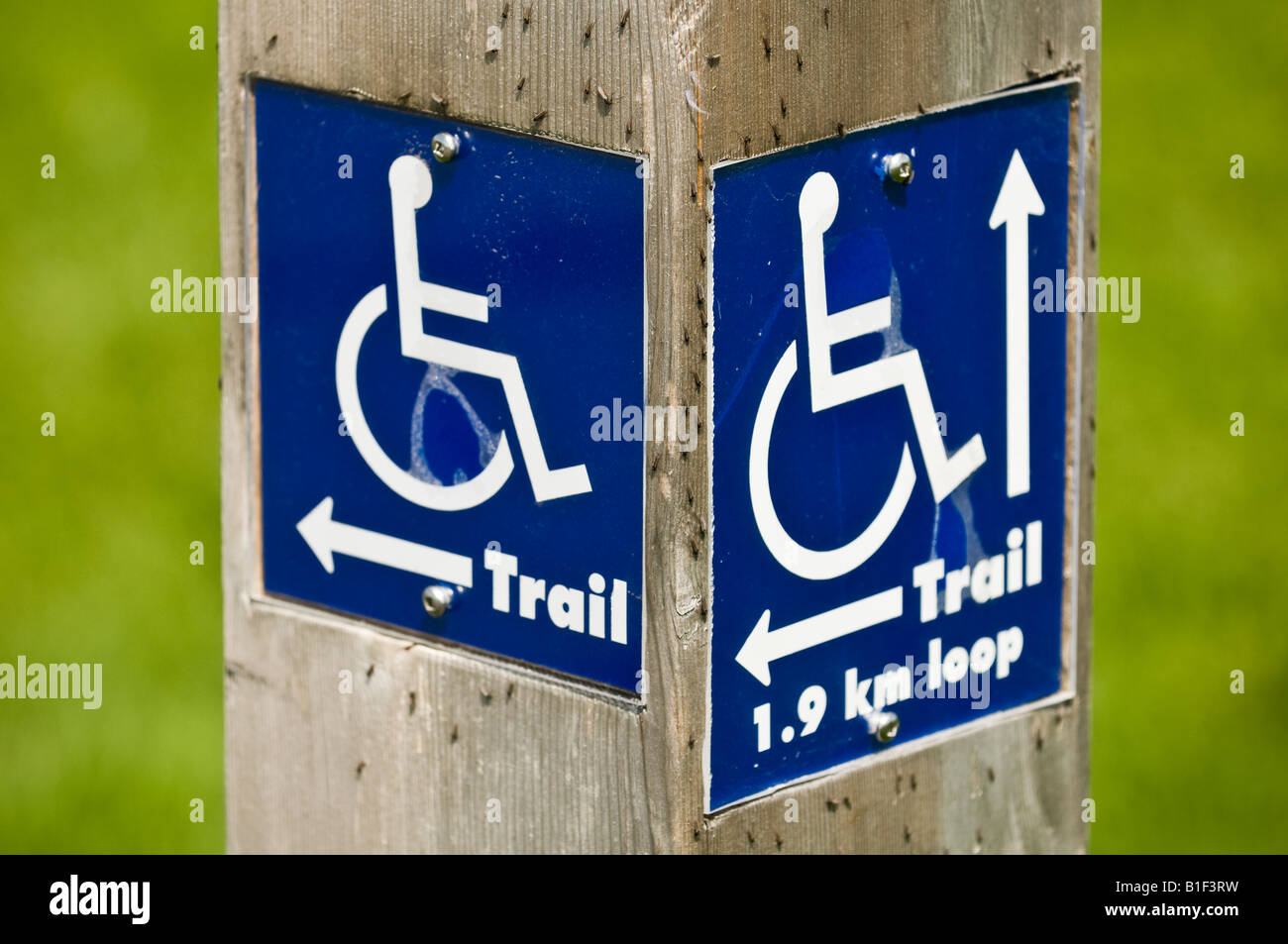 Wheelchair countryside path sign hi-res stock photography and images ...