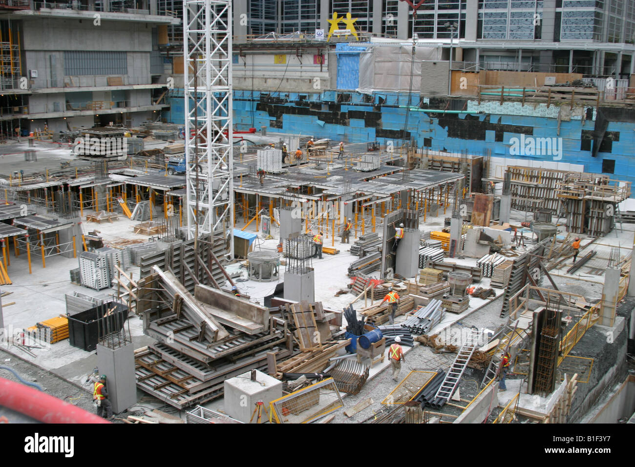 construction of lower basement levels of a large building Stock Photo ...