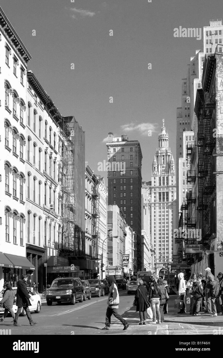 Street life in Manhattan across Chambers street with the Municipal ...